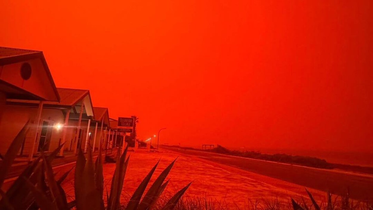 Un ciel rouge sang à cause d’un cyclone en Australie | En bref | Radio ...