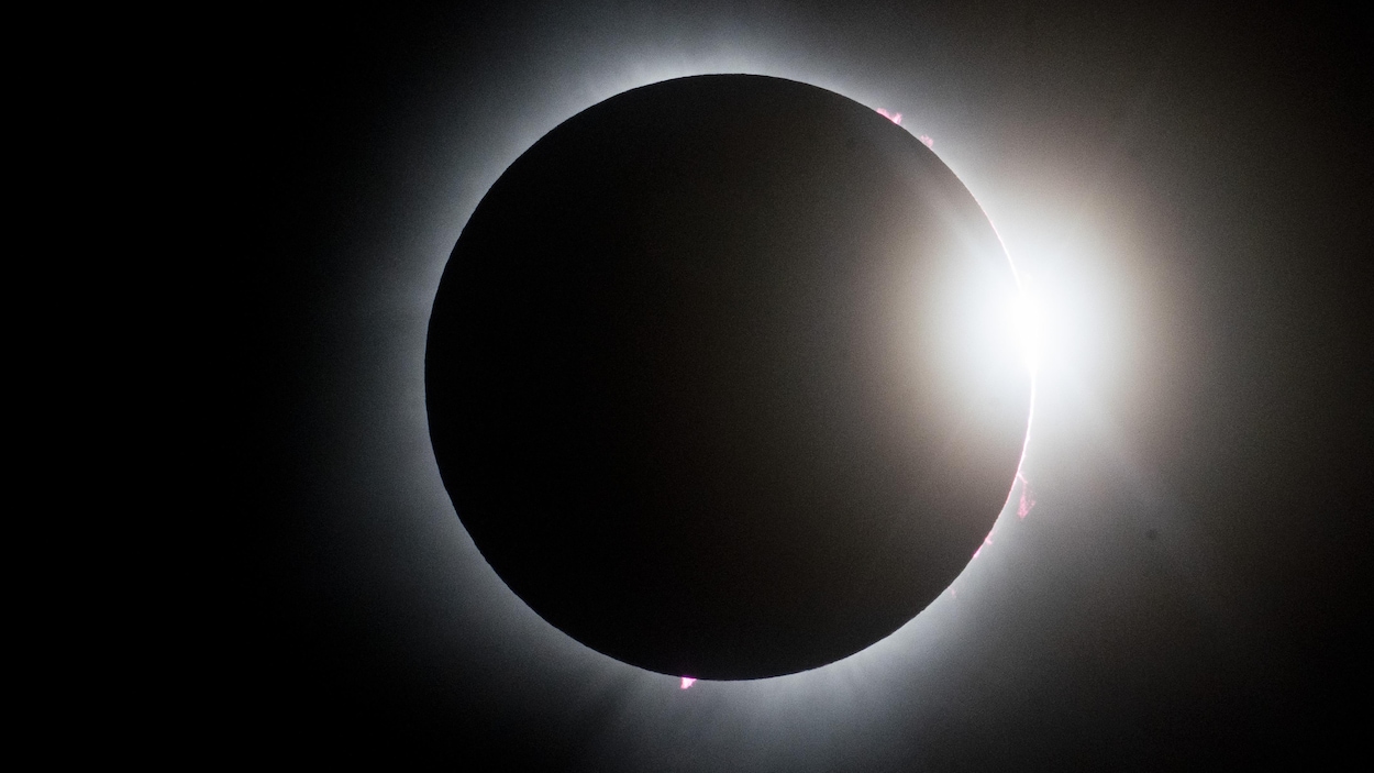 10 photos spectaculaires de l’éclipse solaire | Brève | Radio-Canada
