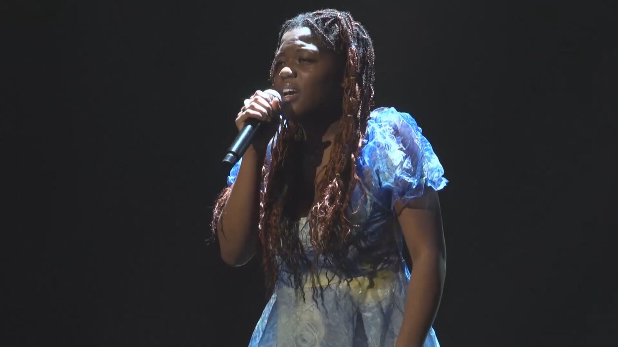 Acacia chante avec émotions | Radio-Canada