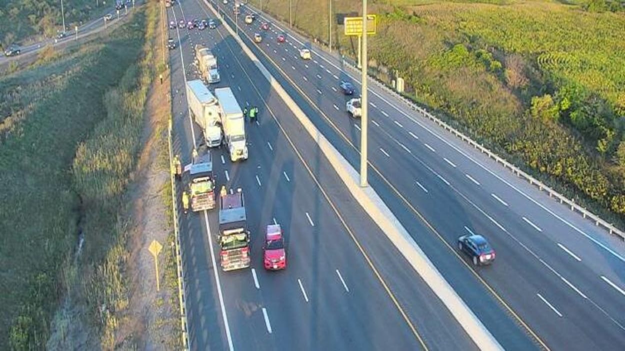 Des accidents forcent la fermeture de la 401 en direction est près d ...