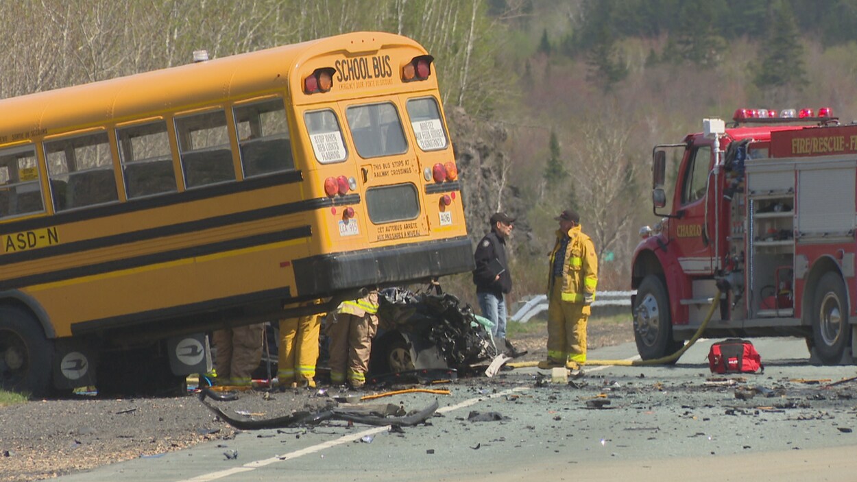 Un accident entre un autobus scolaire et une voiture fait 2 morts sur ...