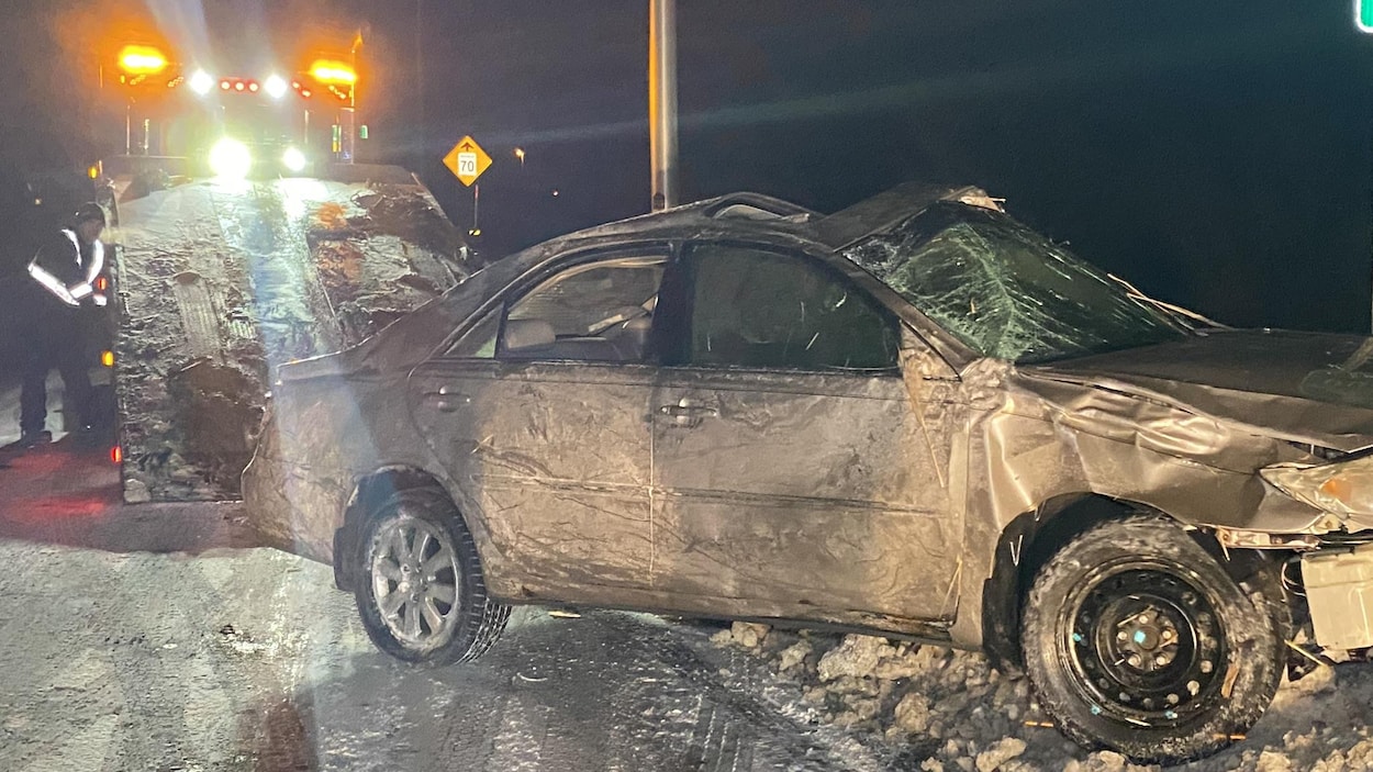 Un blessé grave dans une sortie de route sur l’autoroute 50 | Radio-Canada