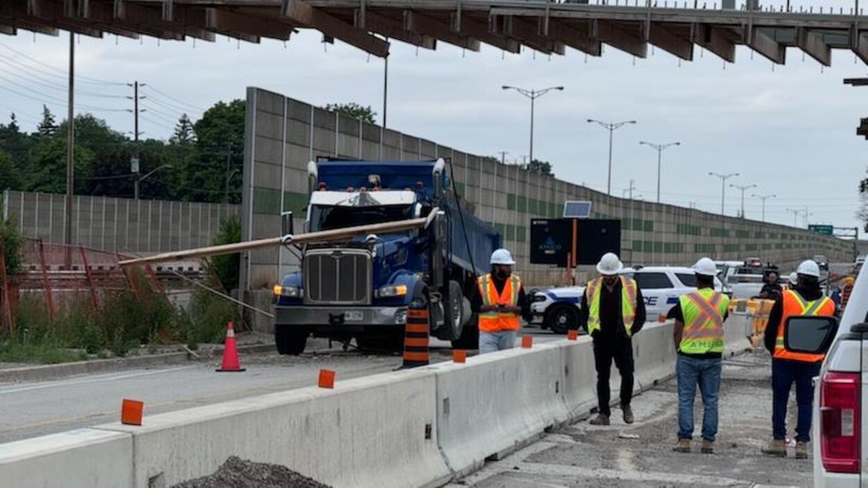 L’autoroute Queen Elizabeth Way, en banlieue de Toronto, rouverte après ...