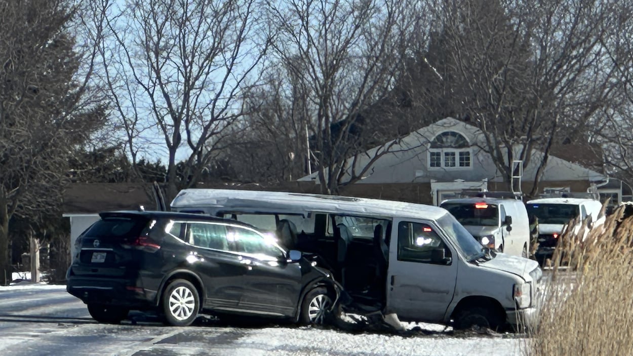 Une collision entre un minibus et un VUS fait un mort et sept blessés à ...