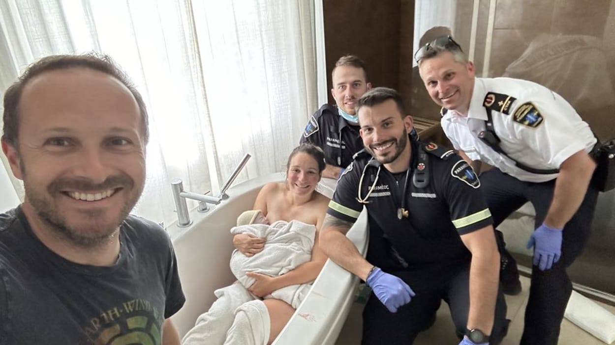 Une femme accouche à la maison, aidée de son conjoint | Radio-Canada