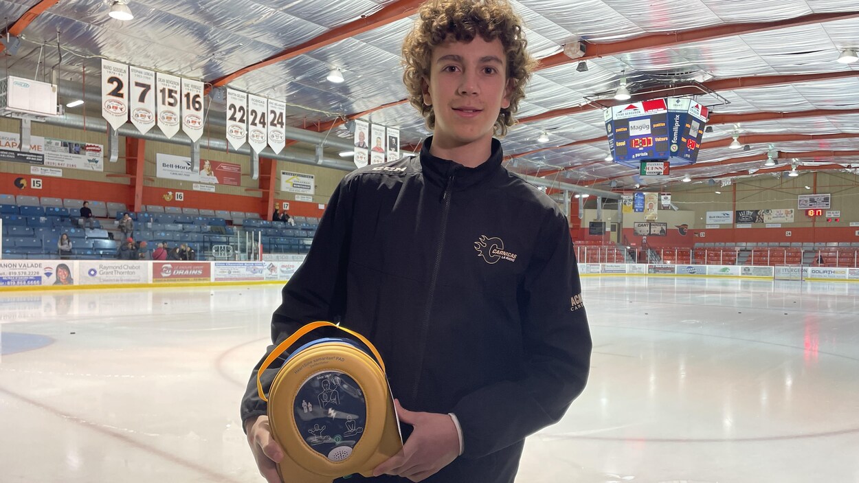 Une vie sauvée sur un terrain de football | Radio-Canada