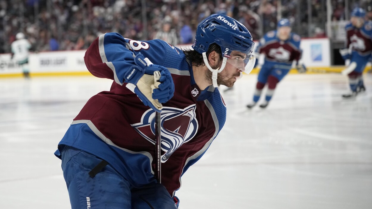 Alex Newhook plutôt que Pierre-Luc Dubois pour le Canadien | Radio-Canada