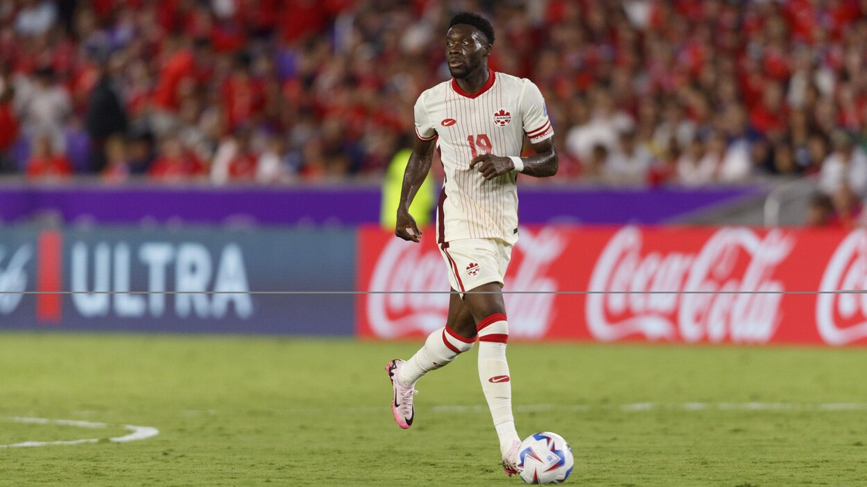 Le capitaine canadien Alphonso Davies est blessé à une cuisse | Radio ...