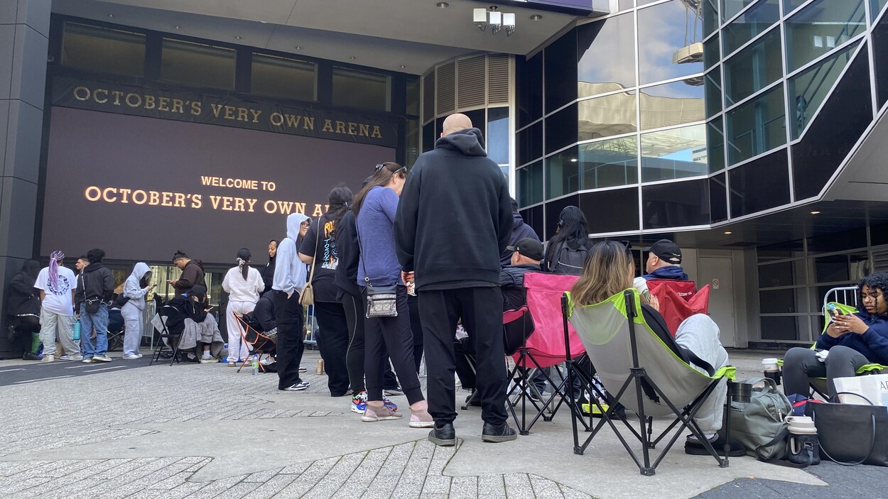 Drake à Toronto : des admirateurs attendent la star avec fébrilité ...