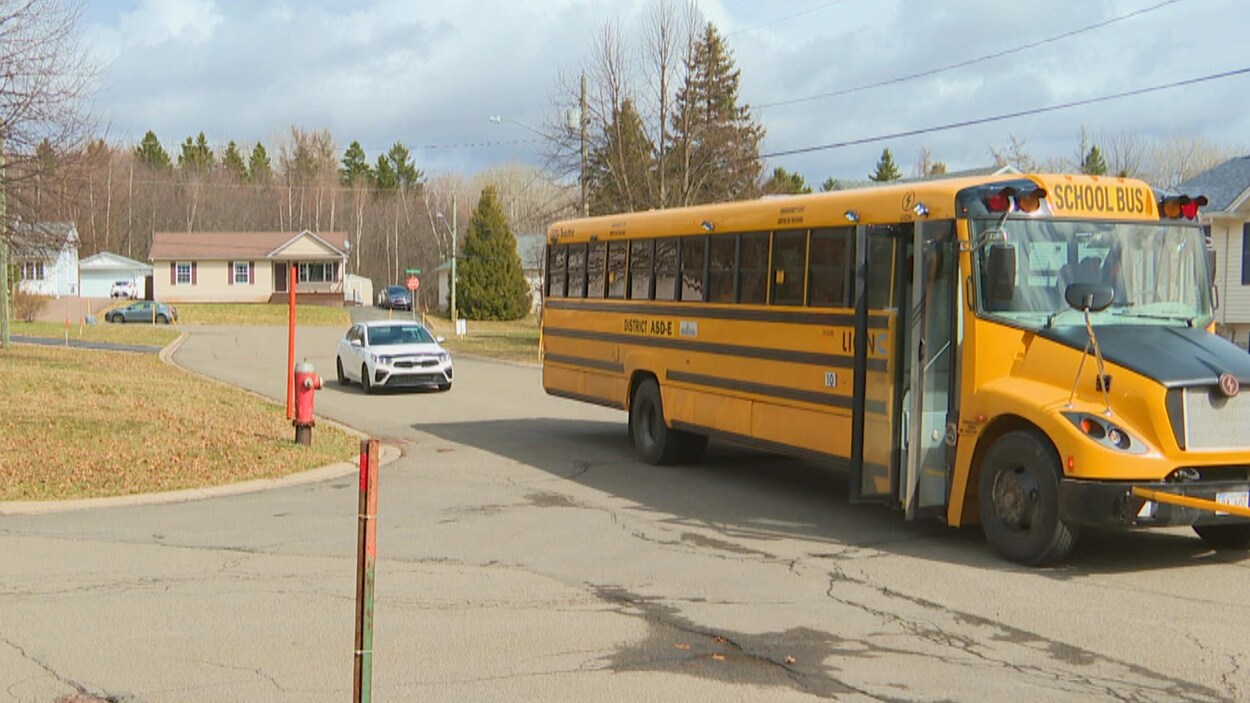 Des parents pris de panique en voyant l’autobus scolaire repartir avec ...