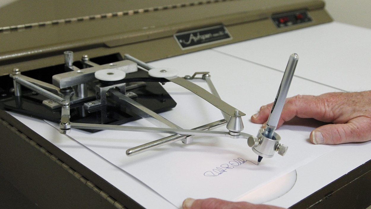 « Un "autopen" comme président » : Trump attaque la validité des ...