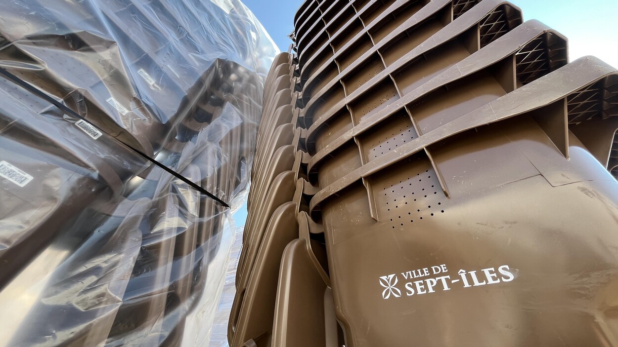 Sept-Îles a entamé la livraison de 9000 bacs à compost | Radio-Canada