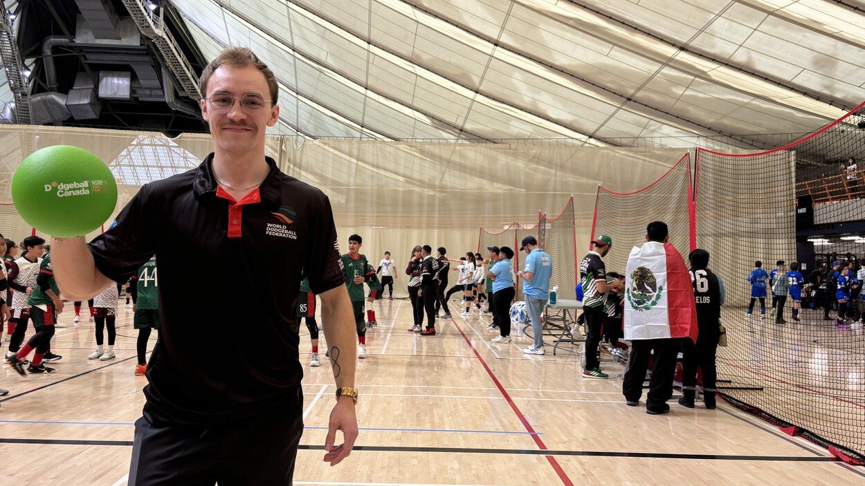 Calgary accueille un tournoi de ballon-chasseur pour jeunes | Radio-Canada