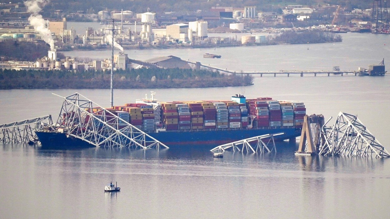 Un premier couloir de navigation prévu à travers les décombres du pont ...