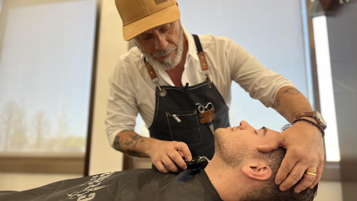 Devenir barbier : le nouveau défi d’un travailleur d’usine | Radio-Canada