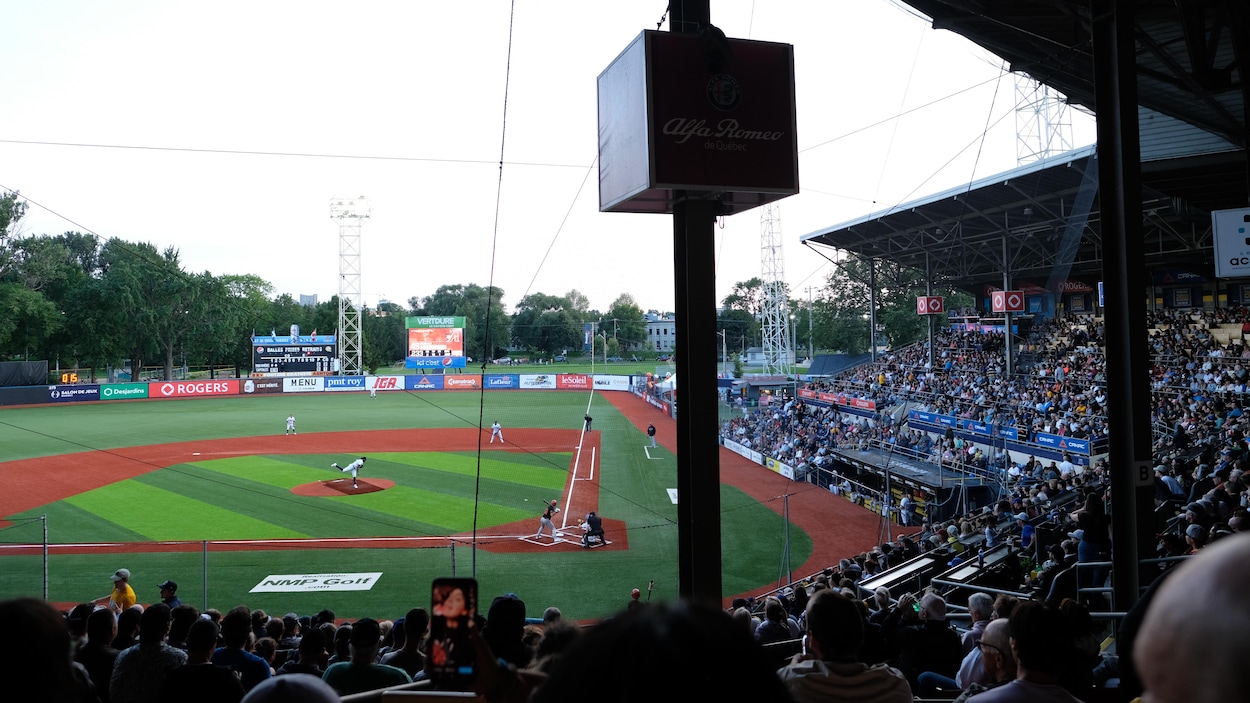 Les Capitales veulent améliorer l’expérience au stade Canac | Radio-Canada