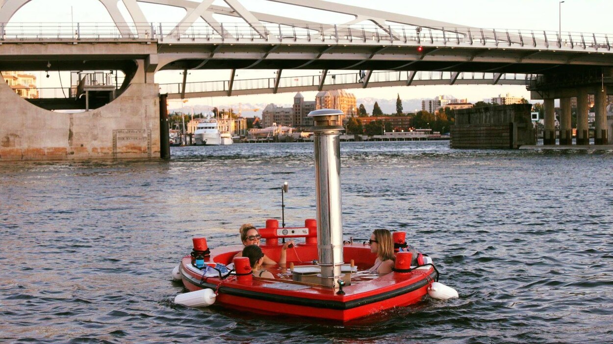 Un spa-bateau dans le port de Victoria pour la fête du Canada | ICI ...