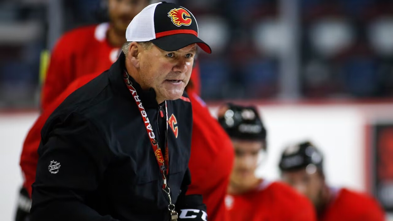 L’ex-entraîneur des Flames Bill Peters se joint à la Ligue de l’Ouest ...