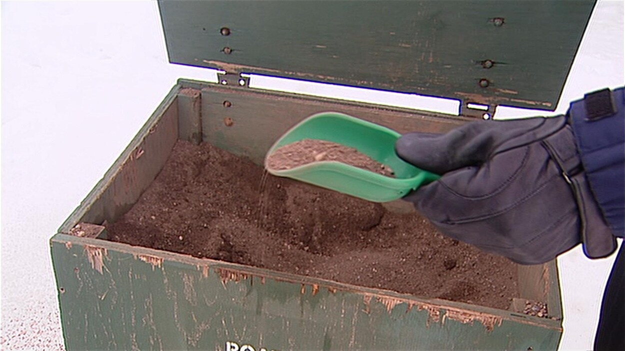 Distribution de boîtes de sable pour éviter les glissades à Edmonton ...