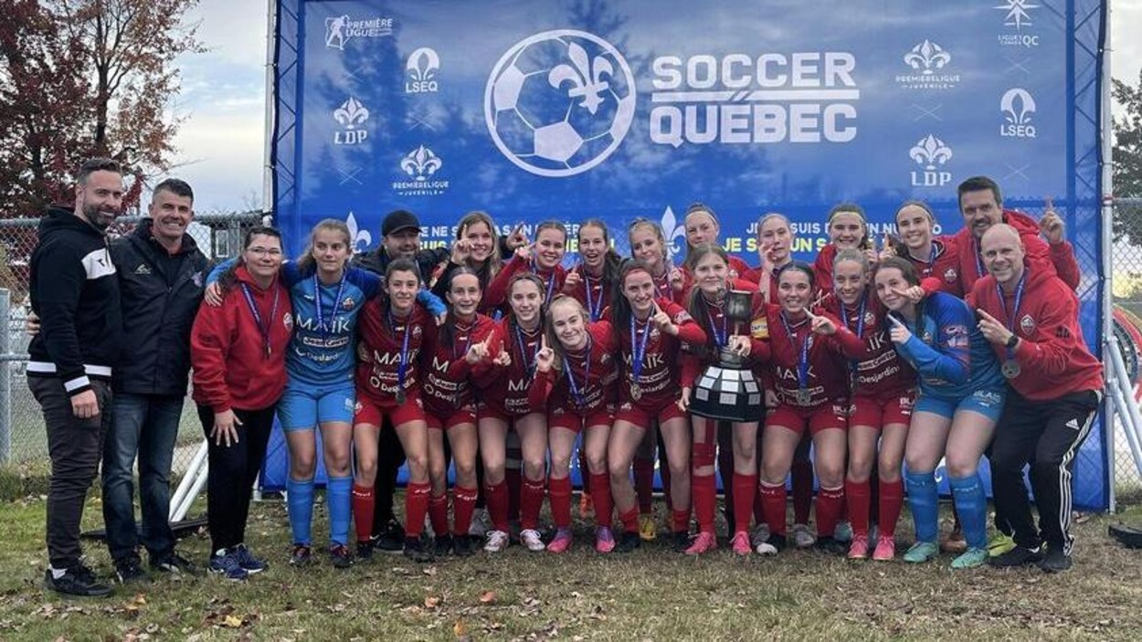 Soccer féminin : un titre provincial et une médaille d’argent pour le ...