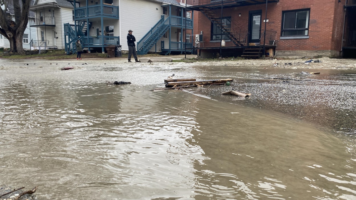 Avis de faire bouillir l’eau pour 6000 résidences à la suite d’un bris d’aqueduc | Radio-Canada
