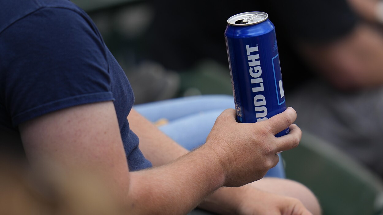 Un partenariat LGBTQ+ qui passe de travers pour Bud Light | Radio-Canada
