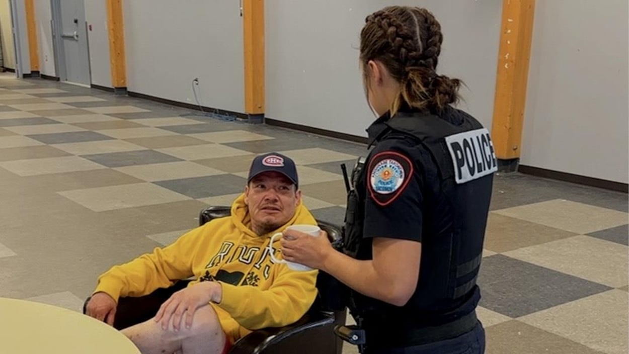 Boire un café avec les policiers de Lac-Simon pour renforcer les liens ...