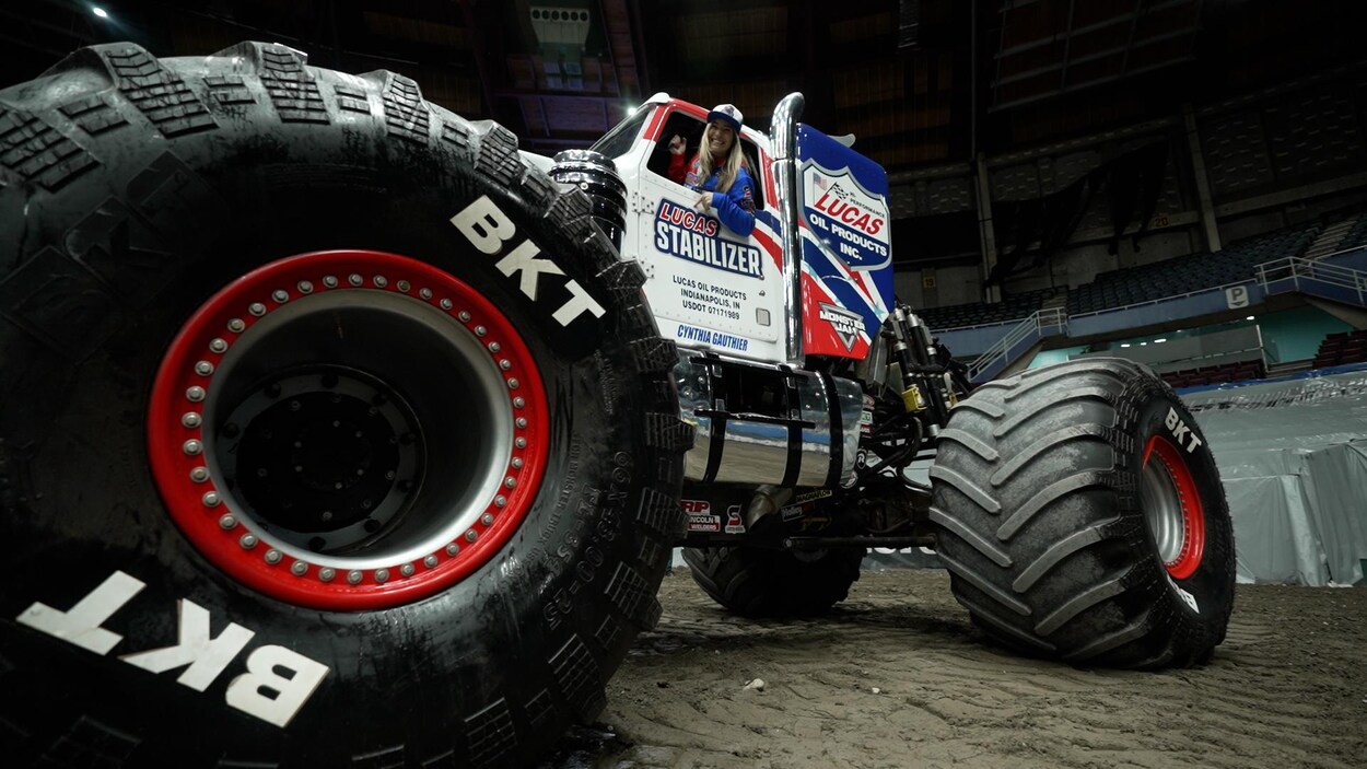 Une pilote de camion monstre plus grande que nature | Info | Radio-Canada