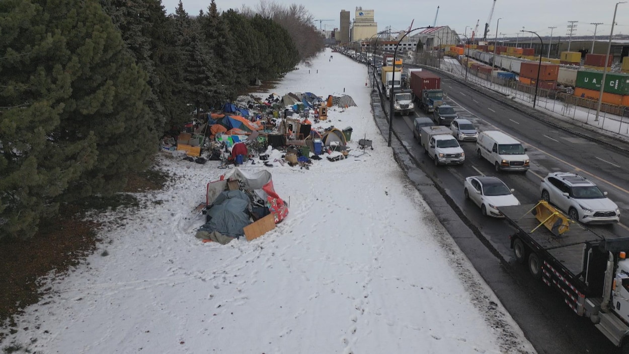 Itinérance à Montréal : 12 M$ d’aide non renouvelés du fédéral | Radio ...