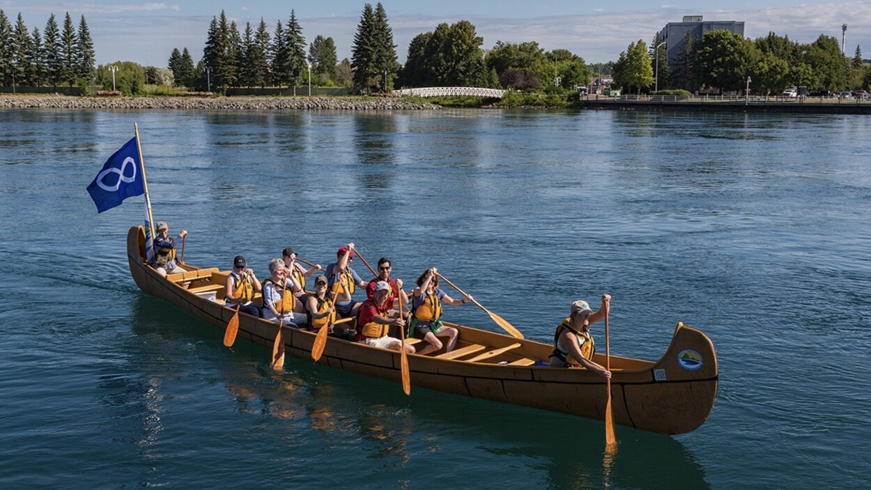 Partager des connaissances ancestrales en canot | Radio-Canada