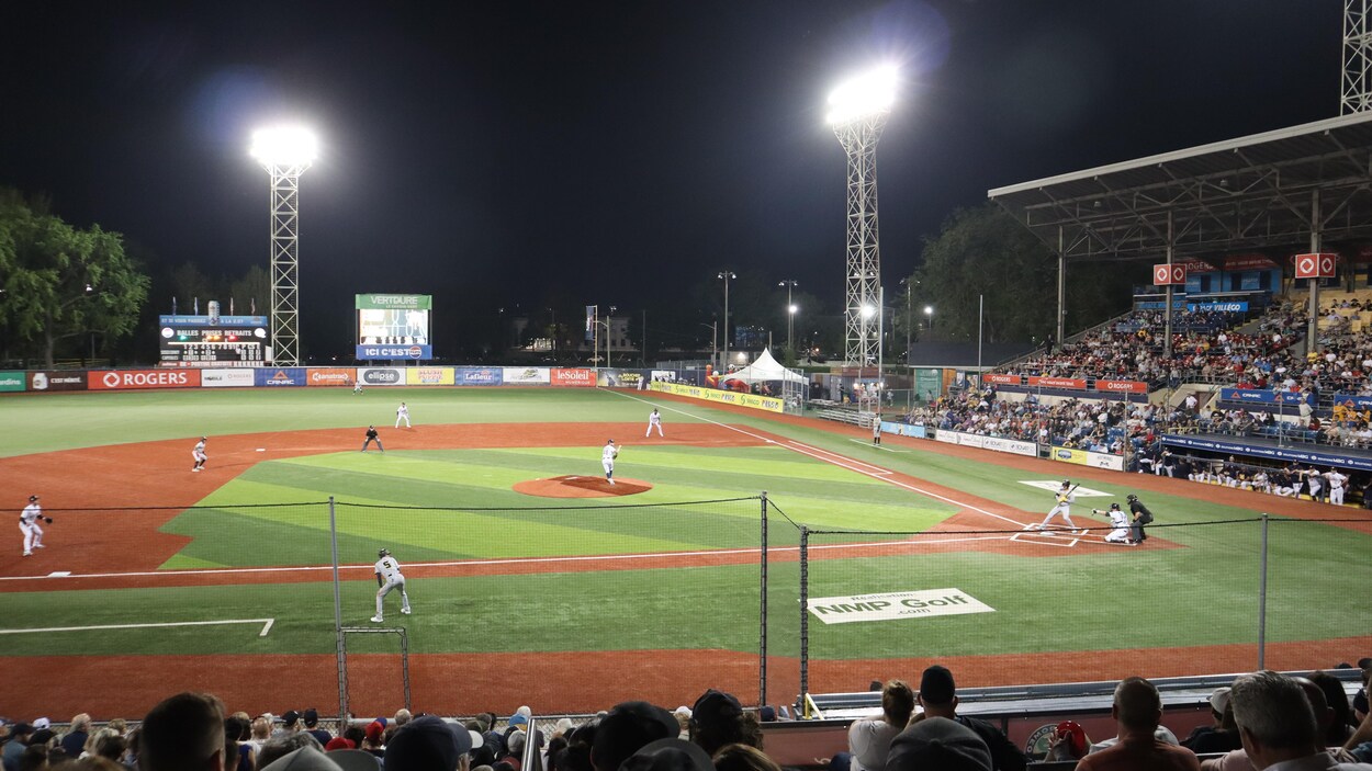 Les Capitales remportent un festival offensif | Radio-Canada