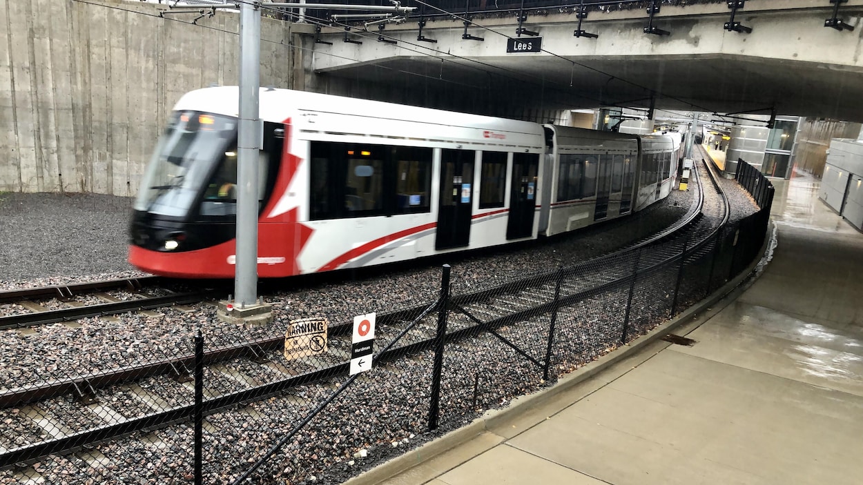 Le train léger roule à nouveau au centre-ville d’Ottawa | Radio-Canada