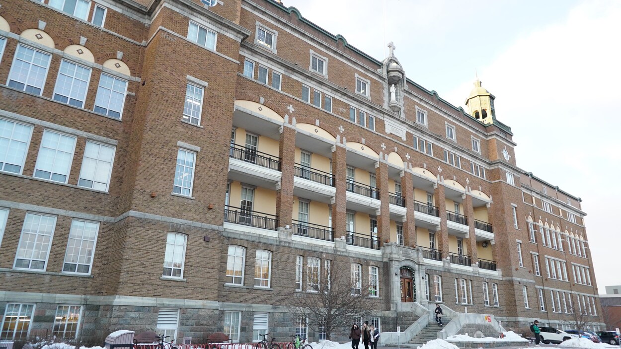 Les besoins en entretien augmentent au Cégep de Rimouski | Radio-Canada