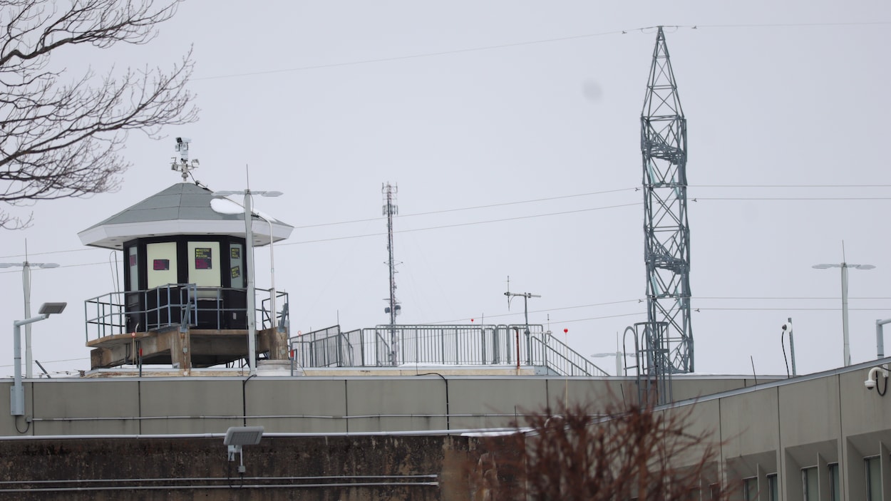 Un détenu blesse cinq employés de la prison de Québec | Radio-Canada