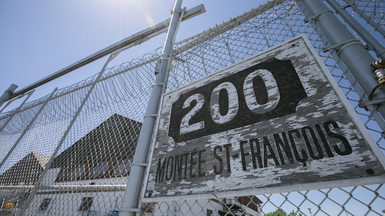 Une personne détenue au Centre de surveillance de l’immigration de ...