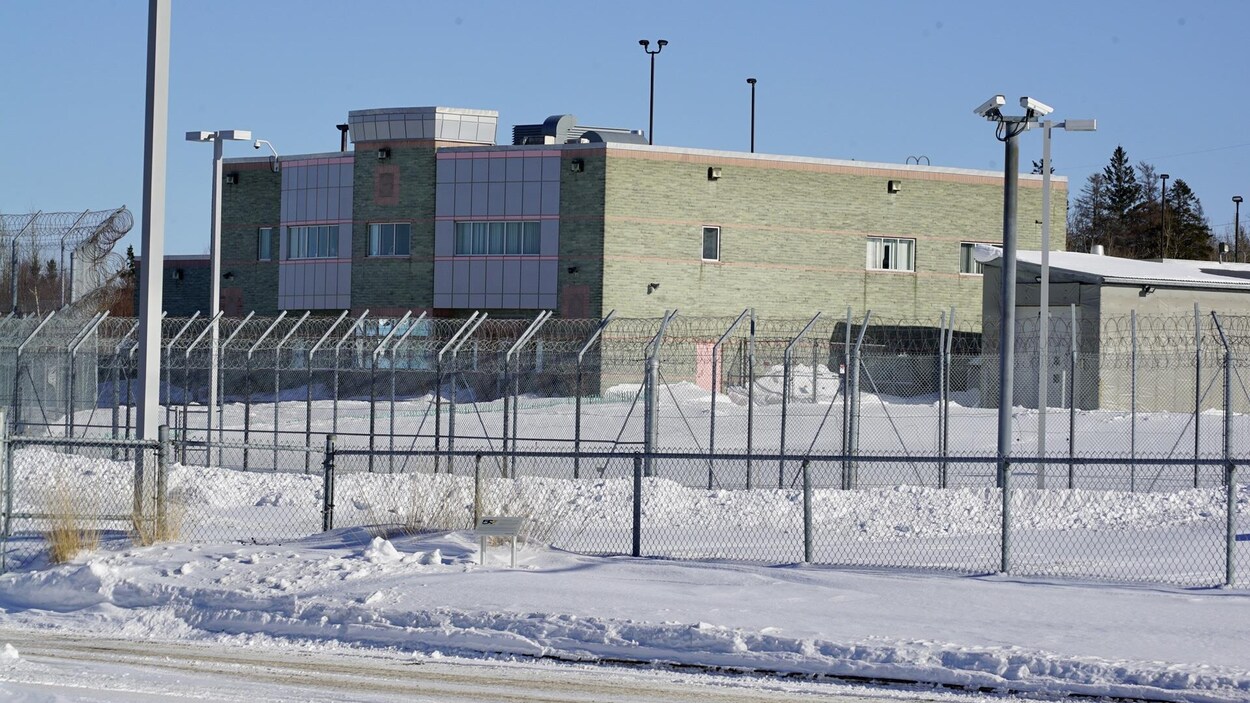 COVID-19 : baisse des hospitalisations et éclosion à la prison de ...