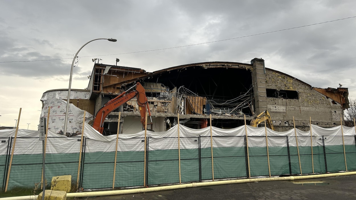 Coup d’envoi de la déconstruction extérieure du Centre Robert-Guertin ...