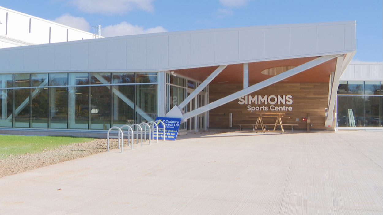 Le retard du centre sportif Simmons pèse sur les clubs locaux | Radio ...