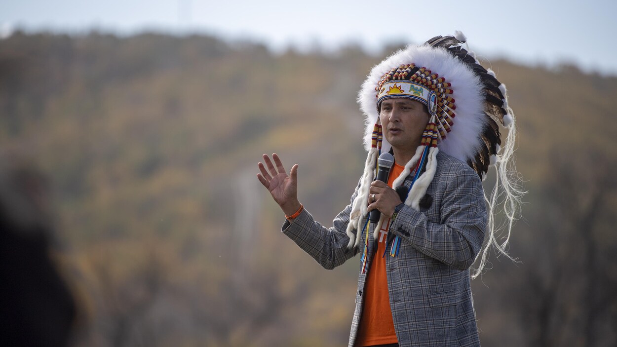 Le chef de la nation de Cowessess, Cadmus Delorme, réfléchit à son ...