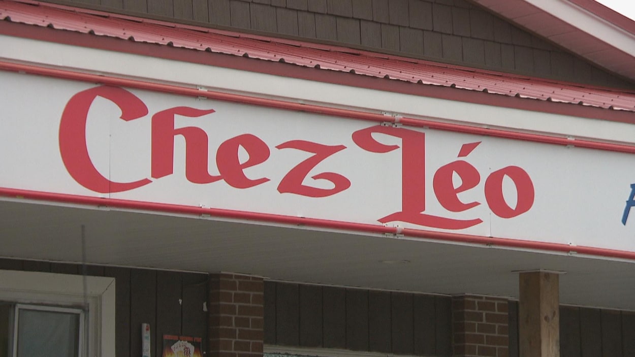 Les premiers ministres canadiens au Coques Frites Chez Léo | ICI Radio ...