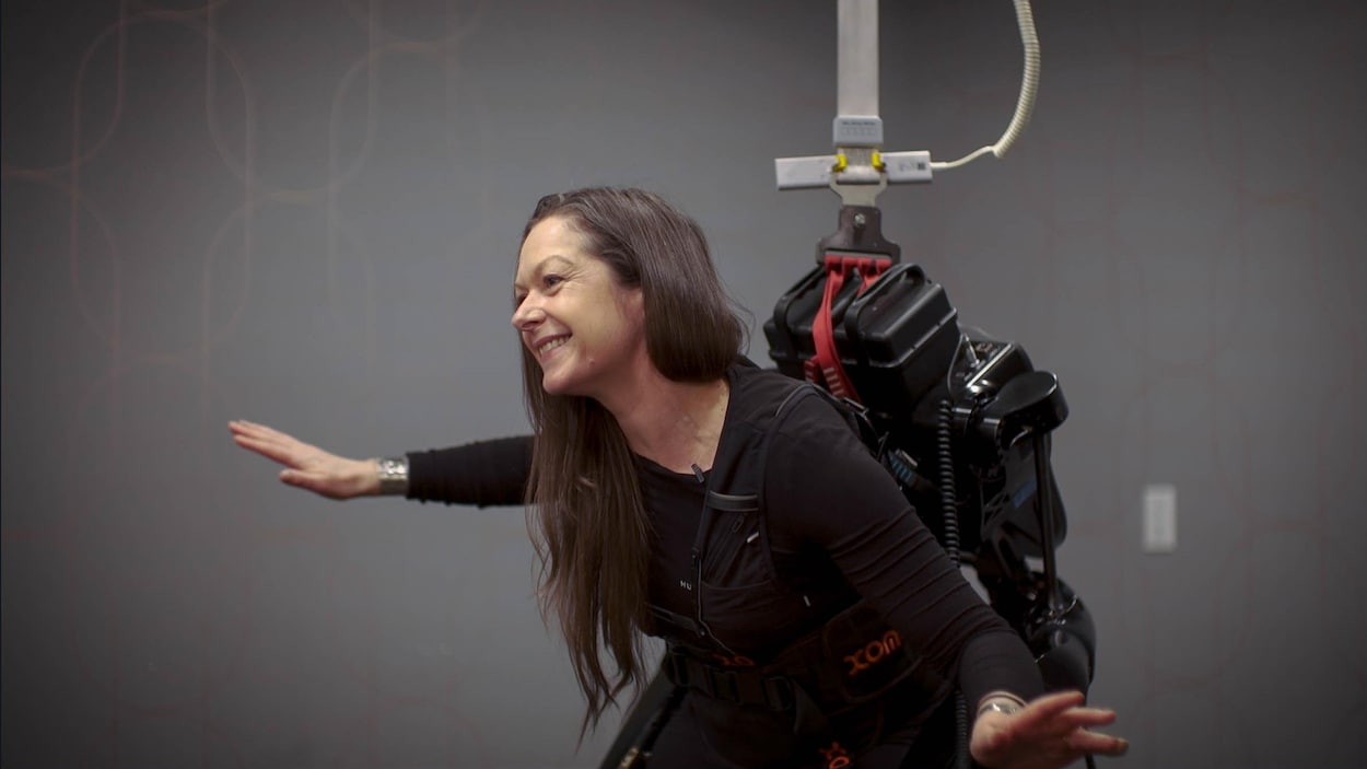 Chloë voulait encore danser, un exosquelette l’a aidée | Radio-Canada