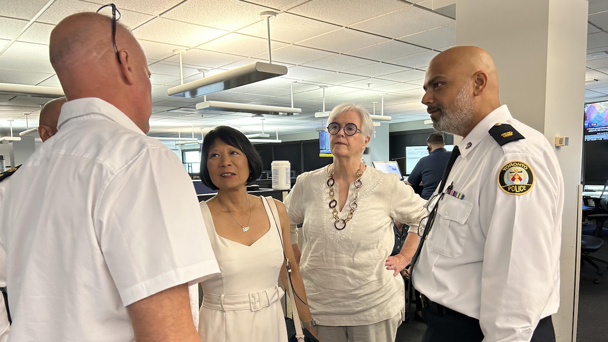 Moins d’attente au 911 : la police de Toronto se félicite de son plan d ...