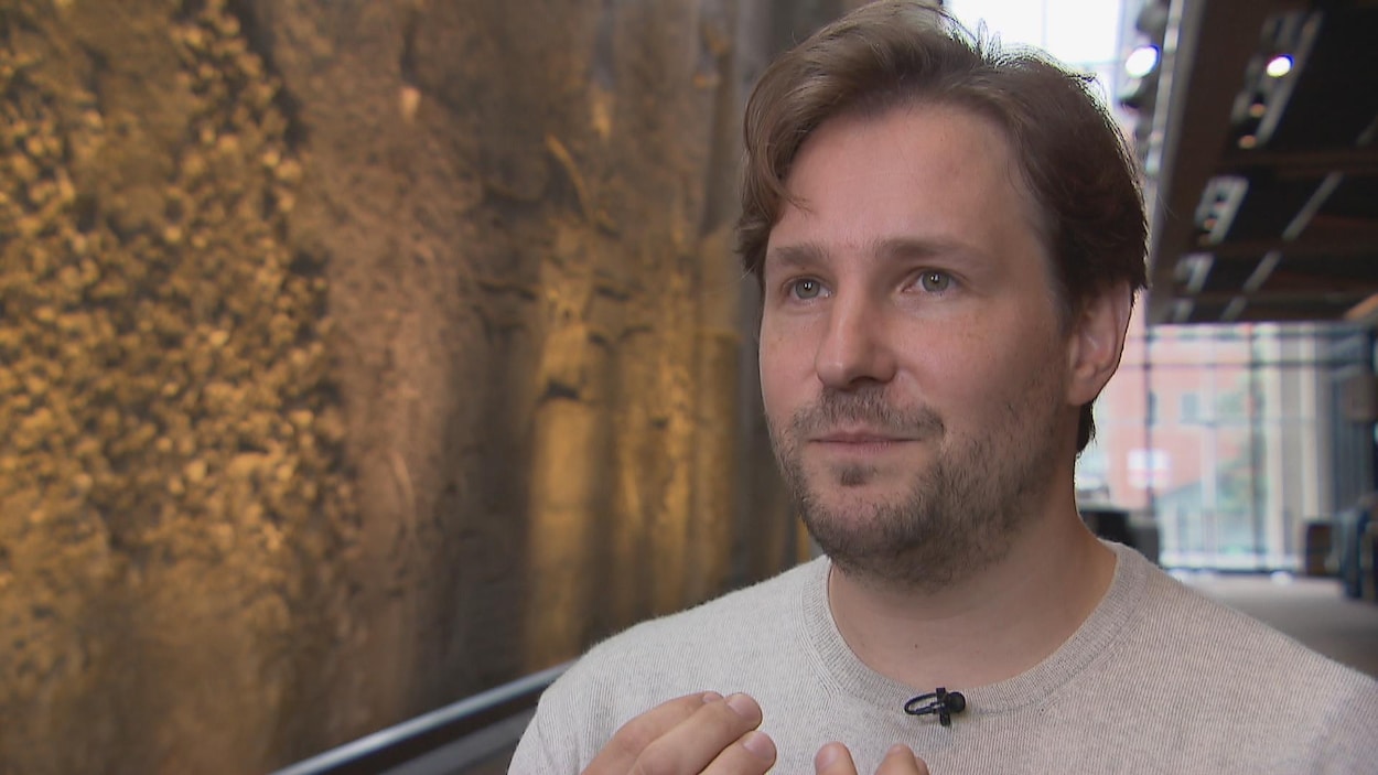 Le nouveau directeur musical de l’OSQ Clemens Schuldt entre en scène ...