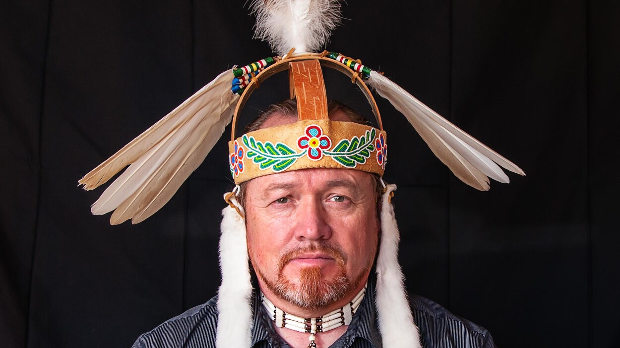 La coiffe cérémonielle du chef de la Première Nation de Nipissing ...