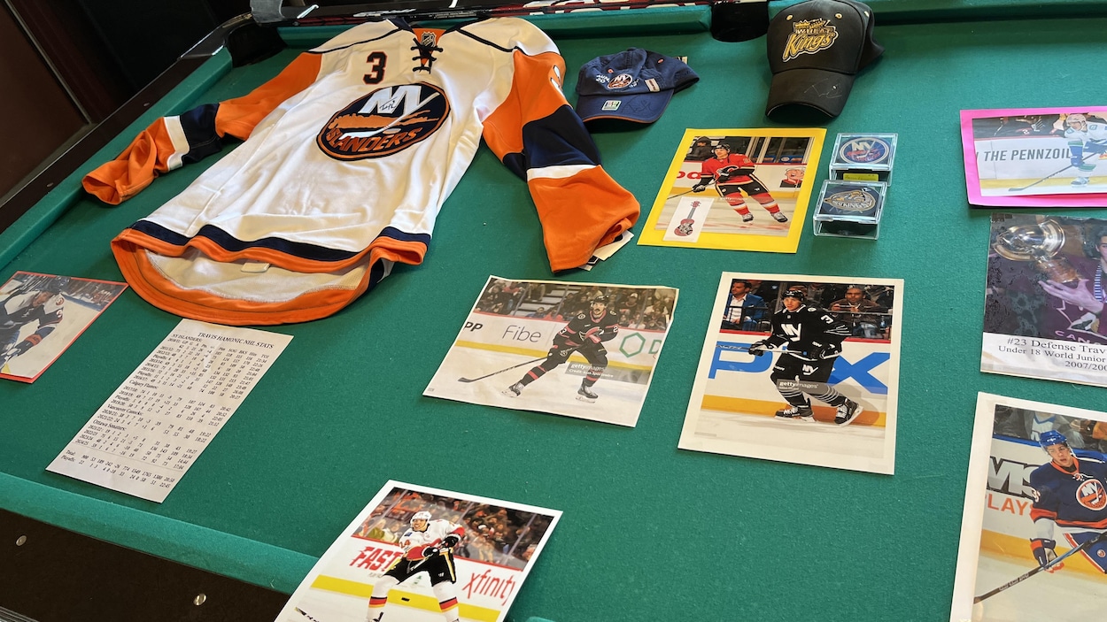 Le hockeyeur Travis Hamonic toujours adulé à Saint-Malo | Radio-Canada