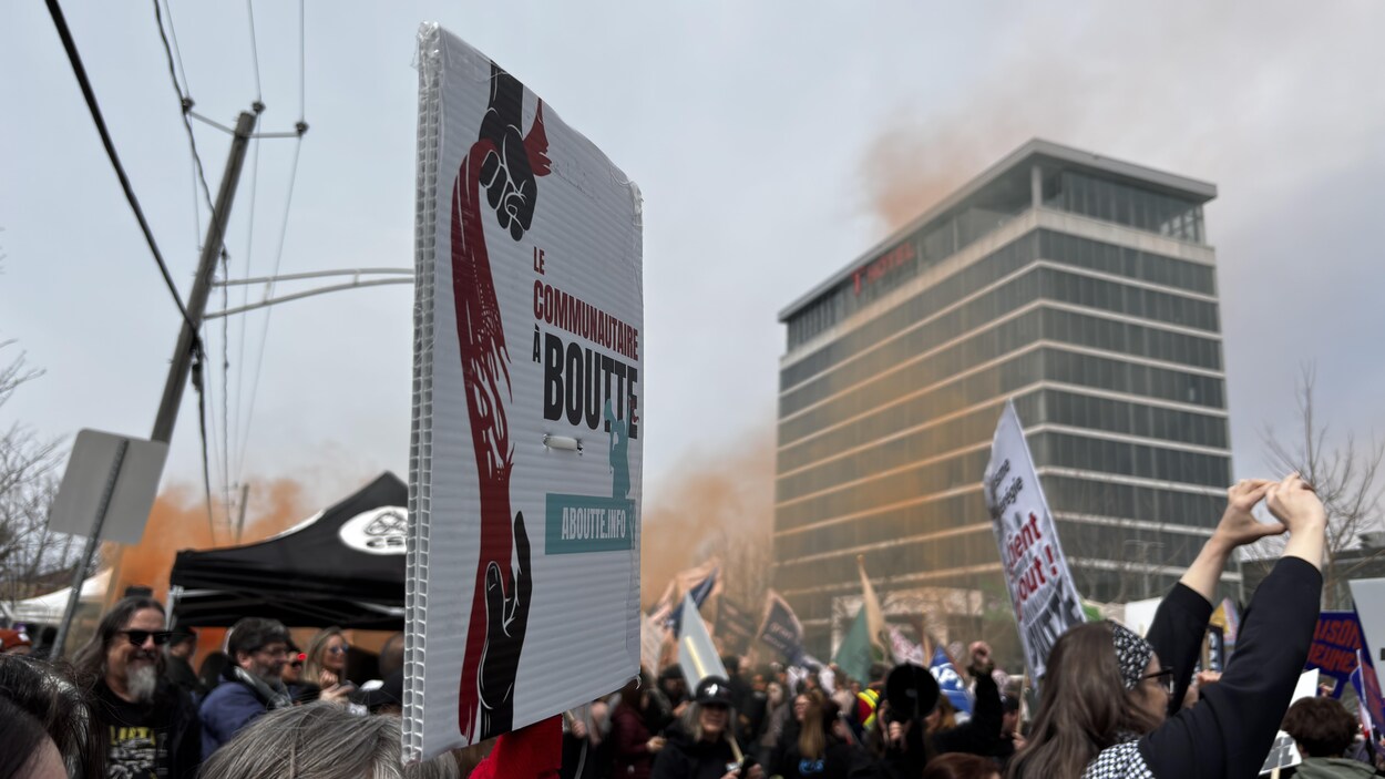 « Le communautaire à boutte » manifeste au congrès de la CAQ | Radio-Canada