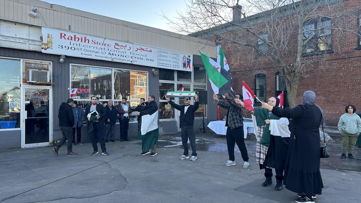 Des Syriens de Moncton fêtent la chute de Bachar Al-Assad | Radio-Canada