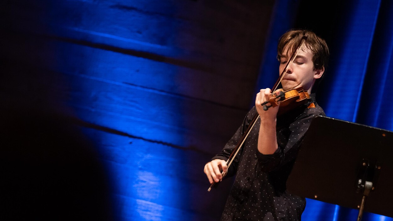 Le violoniste Jacques Forestier remporte un concours de renom en Allemagne | Radio-Canada