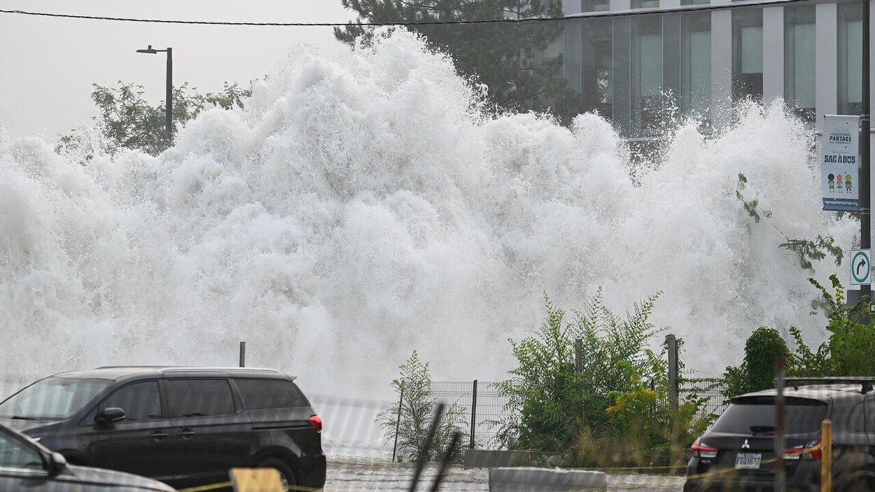 En images : un bris d’aqueduc cause un geyser à Montréal