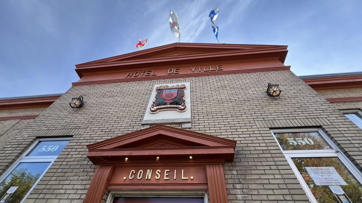 Un conseil entier élu par acclamation à Montebello | Radio-Canada